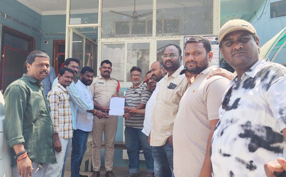 బట్టలూడదీసి కొట్టిస్తా! - Mana Chourasta